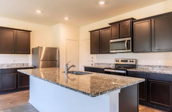 Peaceful Luxe Stay W/pool - Elgin, TX