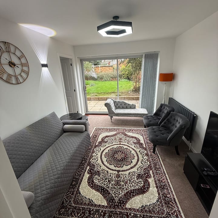 Cosy, Modern, New 4 Bed House - Dunstable