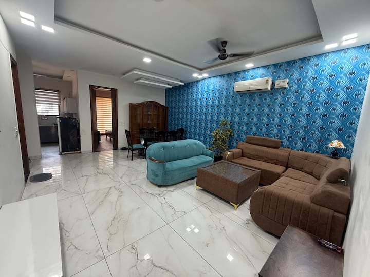 Feel At Home - Spacious 4 Bhk Apartment - Zirakpur