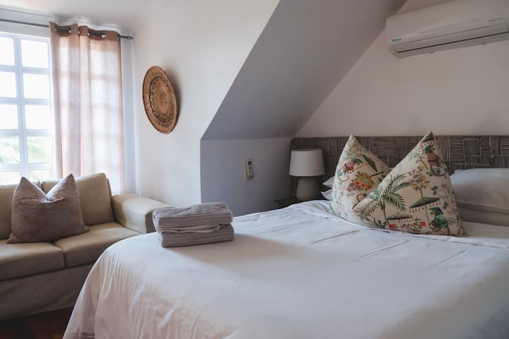 Queen  Room With Ensuite In La Lucia Guest House - Umhlanga