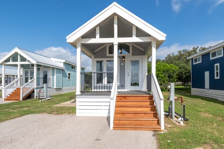 Chic Tiny Home W/ Porch & Ac - Spicewood, TX