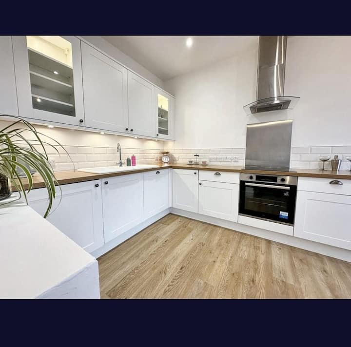 Modern 2-bed, Secure Parking Included - Carlisle - Carlisle