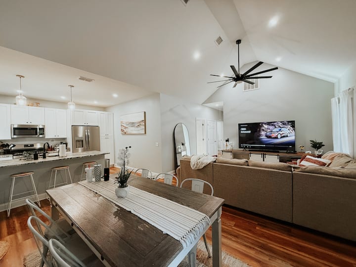 Stylish Family Oasis W/ Pool - Port Royal, SC