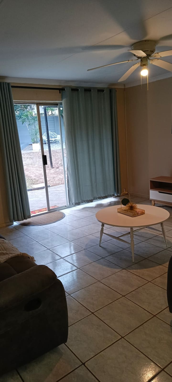 Spacious Modern  Family Home-wifi-netflix - Randburg