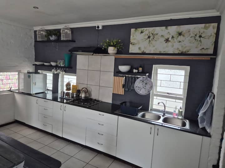 Tranquil King-size Cottage Retreat - Krugersdorp