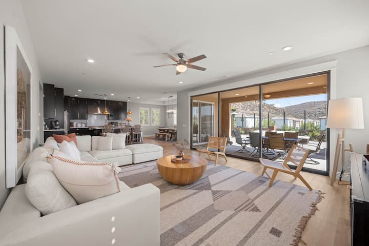 Outstanding Modern Spacious 5/3 Home Santa Clarita - Santa Clarita, CA