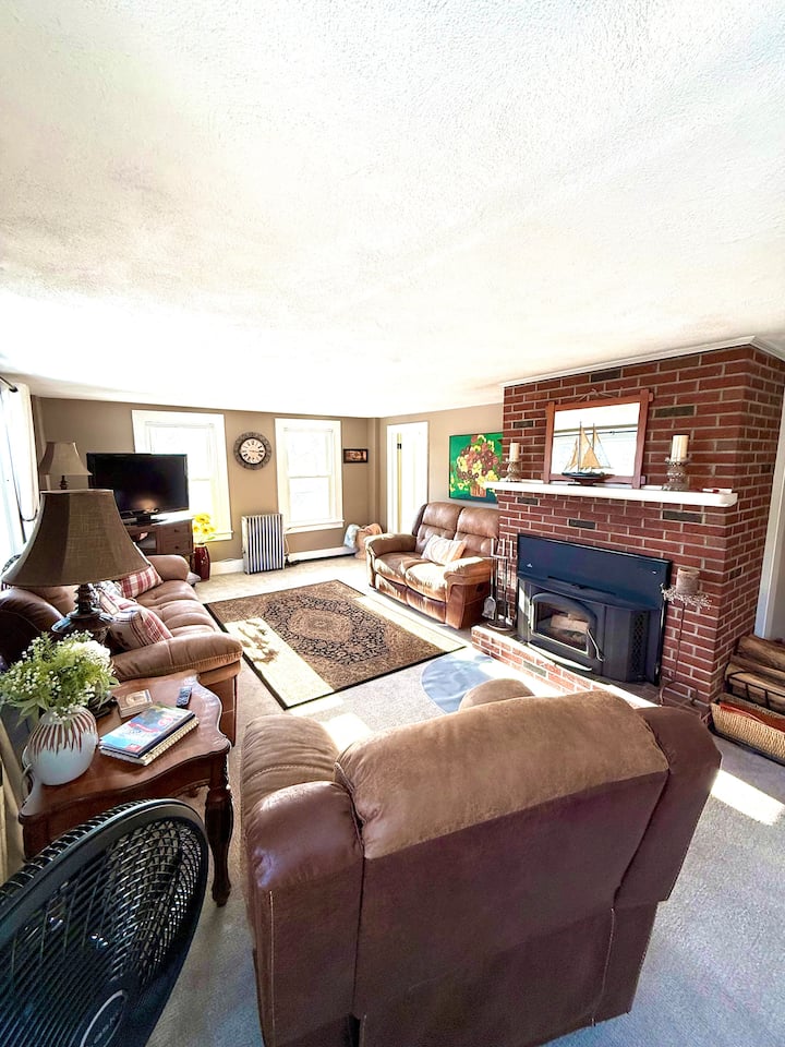 Holiday Hills - Charming Farmhouse - Concord, NH