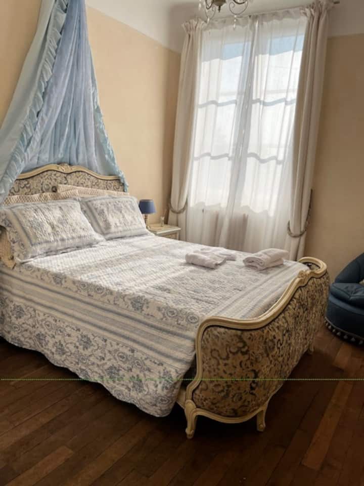 Room 2 Picturesque French Shabby Chic . - Flers