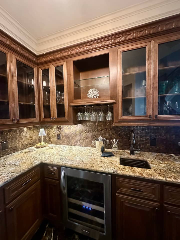 Sunrise Villa: Coastal Retreat W/ Hot Tub & Pool - Seabrook, TX