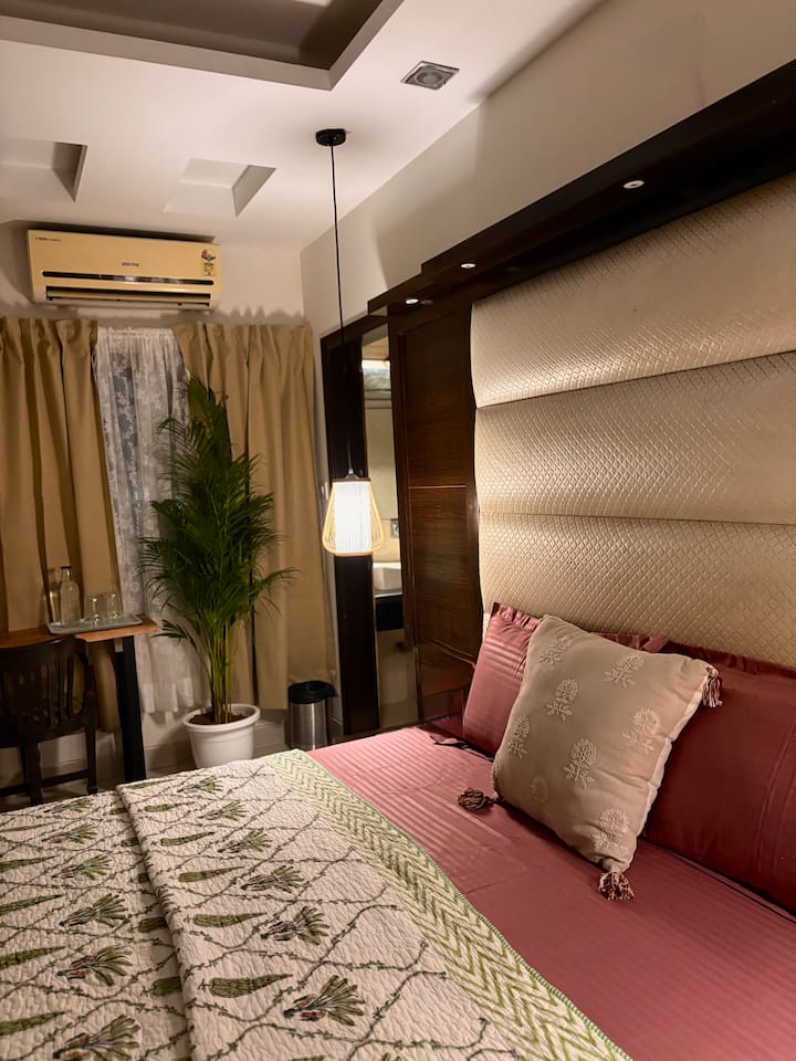 5 Bed 5 Bath With Breakfast In C9-vk. No Parties - India