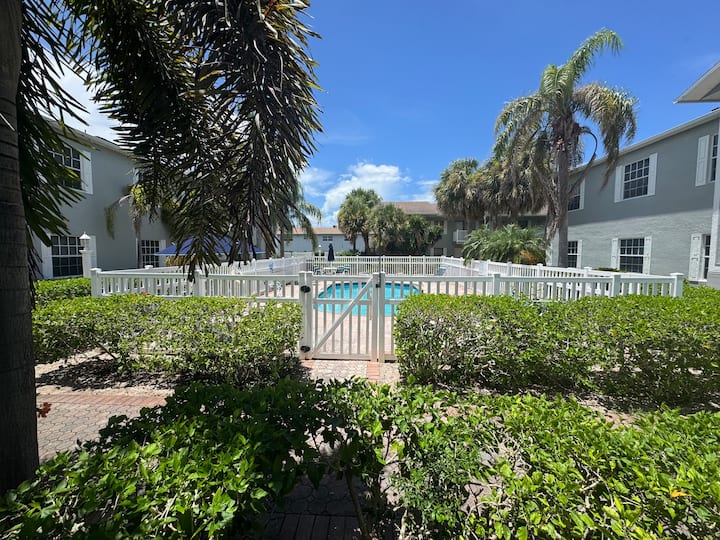 Space Beach Surf Condo 3 Bed 2 Bath - Cocoa Beach, FL