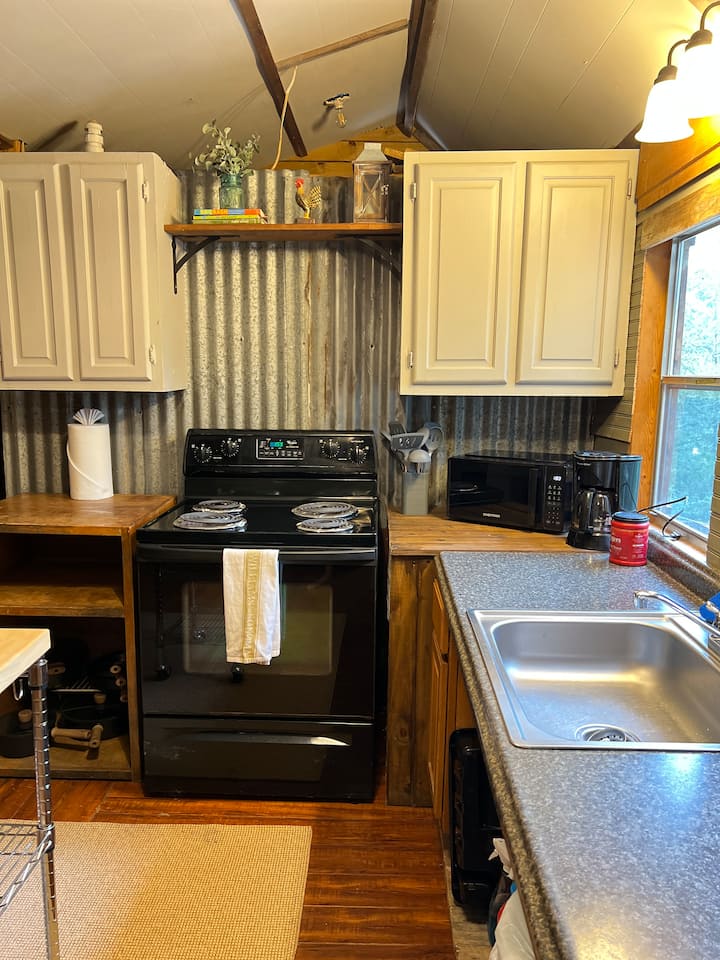 Clean And Basic Accommodation - Cedar Creek, TX