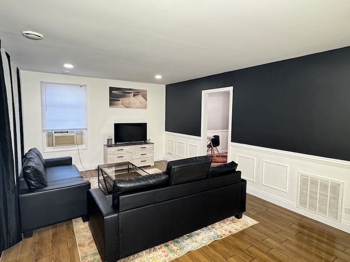 Entire Cozy Home + Free Parking - Olympia Fields Country Club