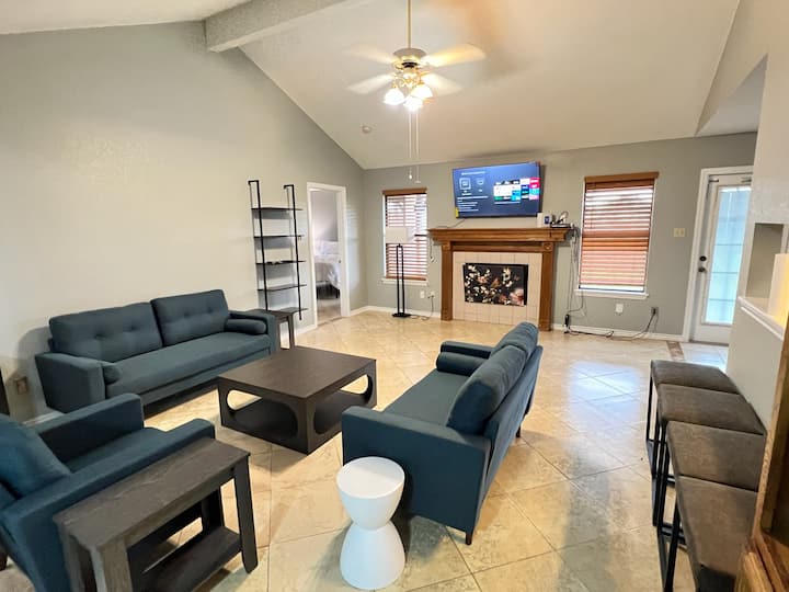 Cozy 3-br Calallen Retreat W/ Fireplace & Garage - Corpus Christi, TX