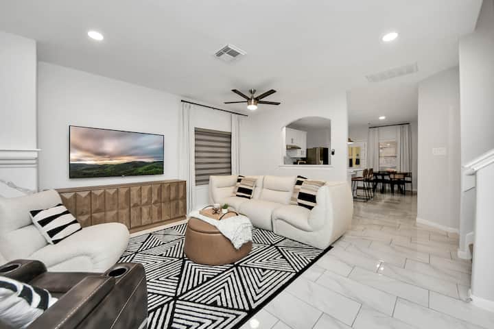 Lux Stay With Huge 4bedroom + Walking Trail Access - Katy, TX