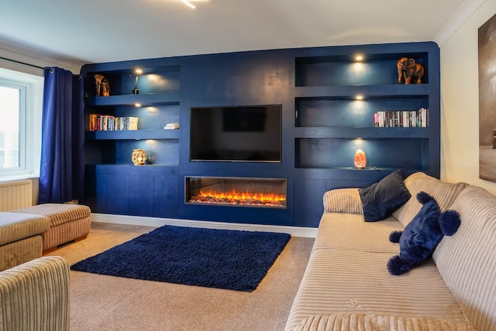 Spacious 4 Bed House - Sleeps 8 - 로웨스터프