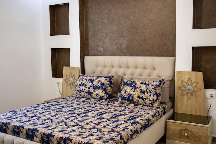 Villa R+3 Avec Terrasse, Cour Et  Jacuzzi - Alger