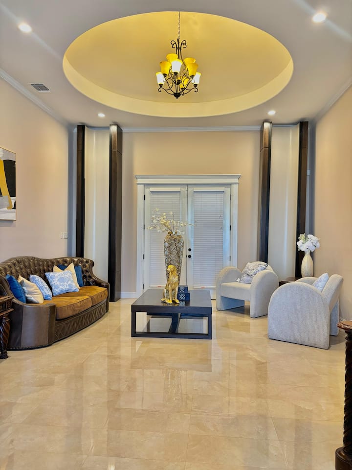 Luxurious Home With Indoor Pool - Piedras Negras