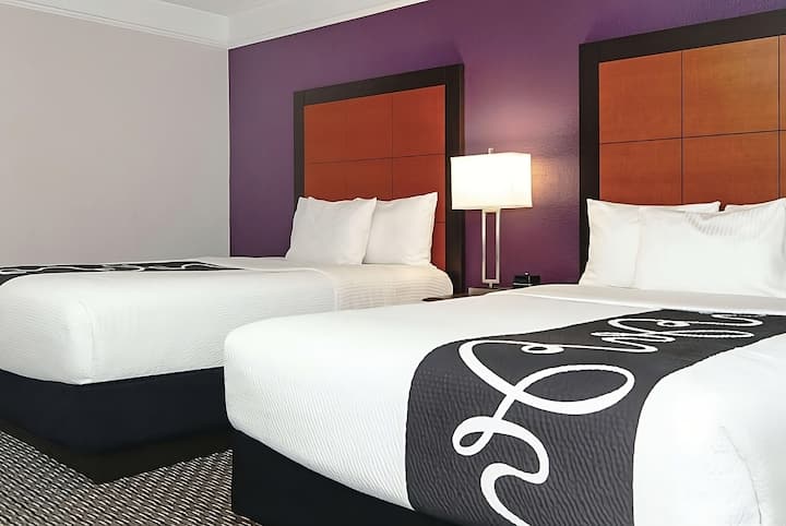 2 Double Beds At La Quinta Inn-ontario Airport - Ontario, CA