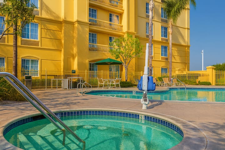 2 Double Beds At La Quinta Inn-ontario Airport - Ontario, CA
