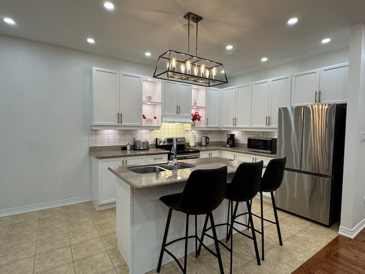 Elegant Ridge | Family & Business Stay - Ontario