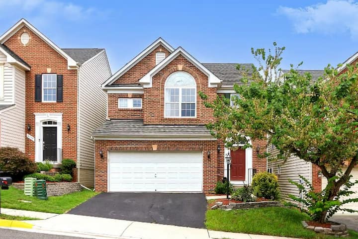 Spacious 4br Home W/ Playroom, Office & Garage - Woodbridge, VA