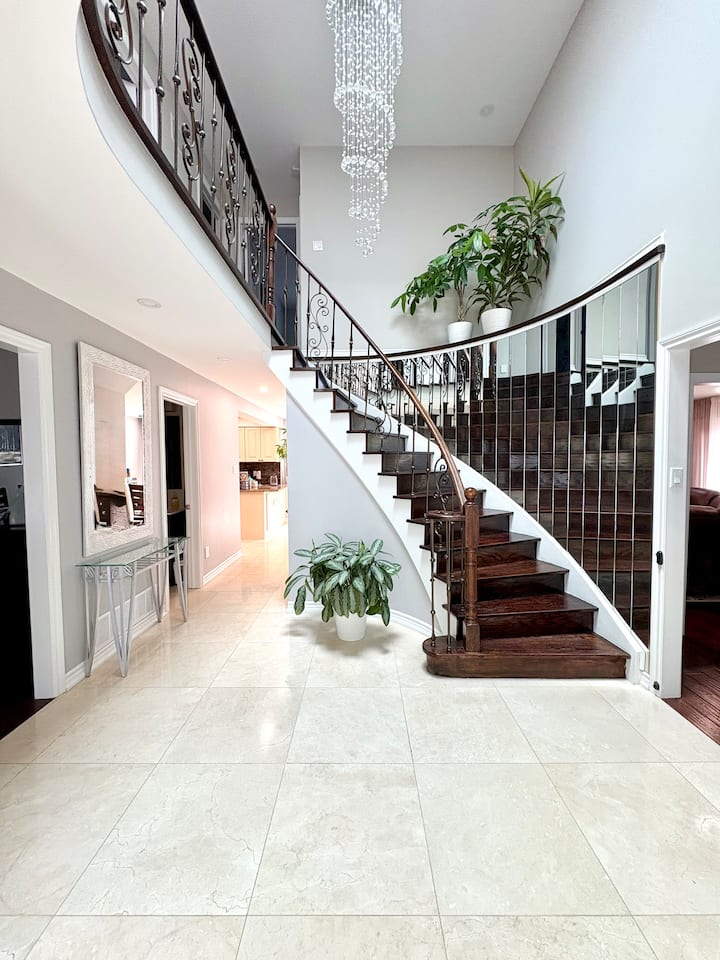 Spacious Family Friendly 3 Bed/3 Bath House - Vaughan