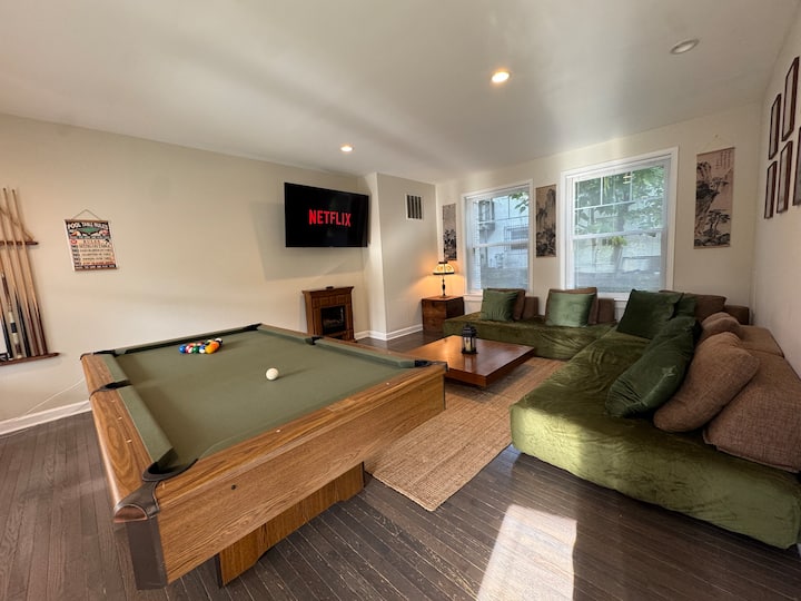 The Glebe House: Host 25, Arcade, Hot Tub, Spkeasy - Arlington, VA