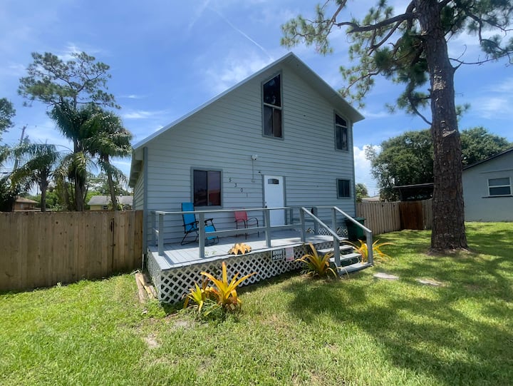 Tranquil, Inviting, And Unique Cedar Cabin Home! - Fort Pierce, FL