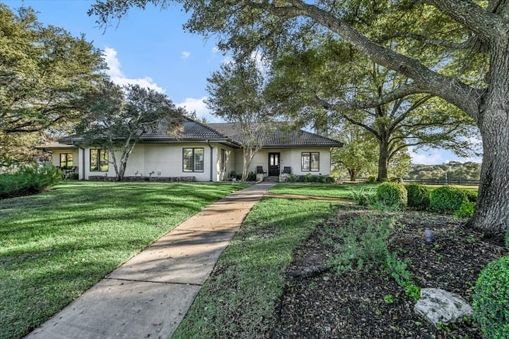 Classy & Cozy Cottage #6 Barton Creek Lakeside - Spicewood, TX