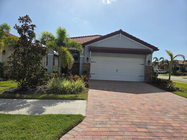 Inviting Modern Villa In Toscana - Venice, FL