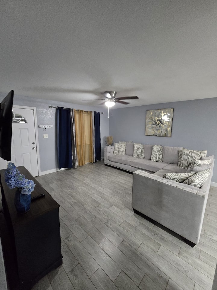 Modern, Cozy, 4br Home W Pool - Phoenix, AZ