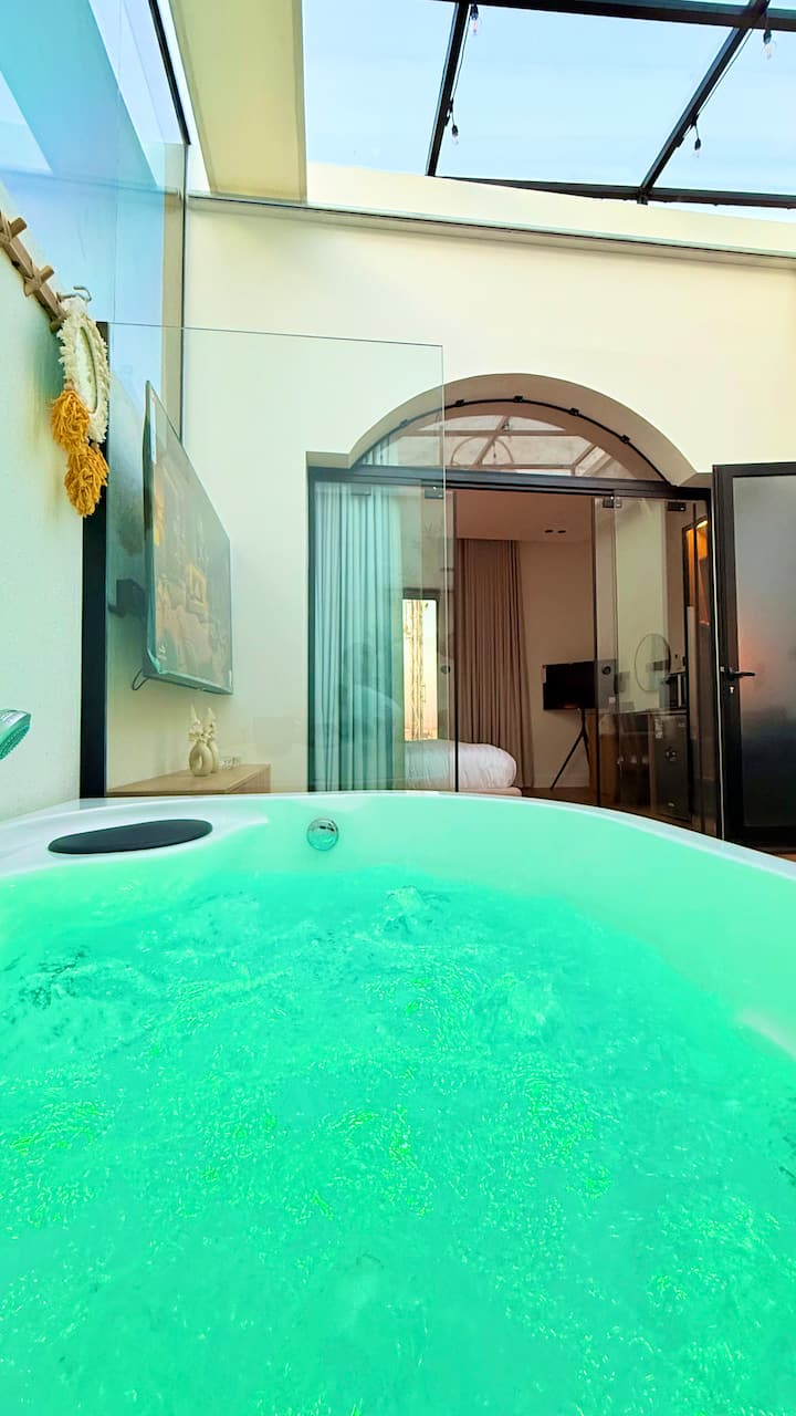 غرفه وصاله زجاجيه M9سكاي لايت Wifiجاكوزي دخول ذاتي - Riyadh King Khalid Airport (RUH)