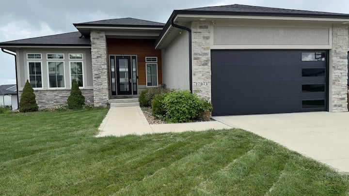 Modern 
Functional 
5br 
3ba
Ranch Home 
In Clive - Iowa