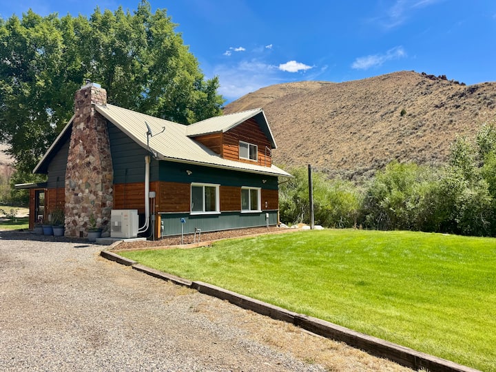 Scenic Cabin Escape— Steps To Goldbug Trailhead - Idaho (State)