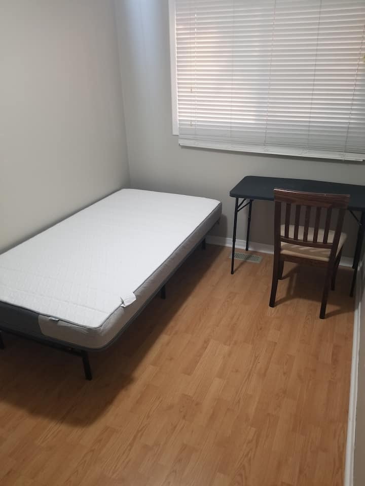 Rooms For Rent In 3 Bedroom 1 Bathroom Townhouse - Sarnia
