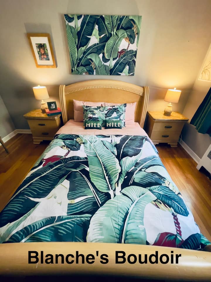 Golden Girls Inspired Getaway Close To Chicago! - 에번스턴