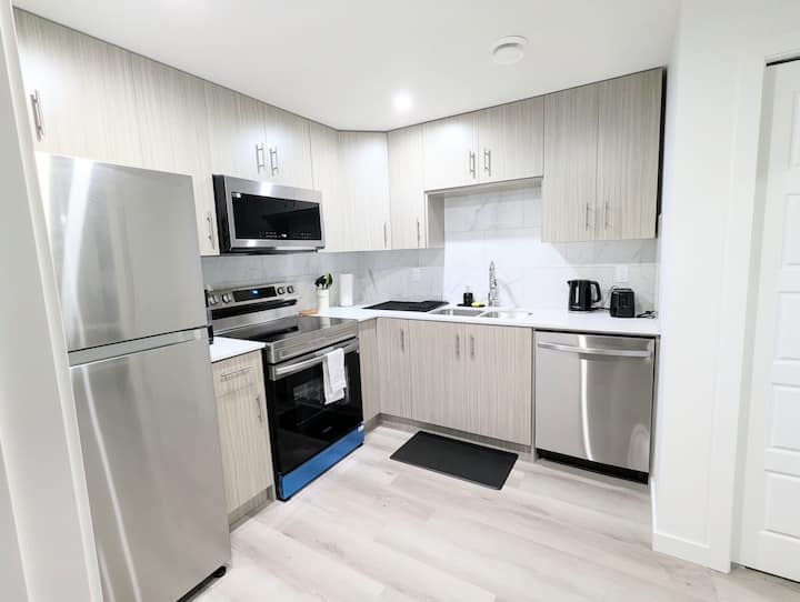 Basement Suite In Desrochers Sw - Edmonton