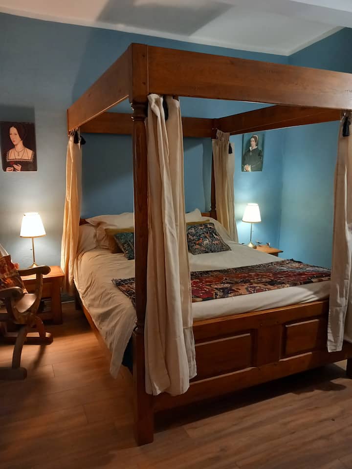 T2 "La Suite Rabelais"
Lit à Baldaquin + Banquette - Montpellier