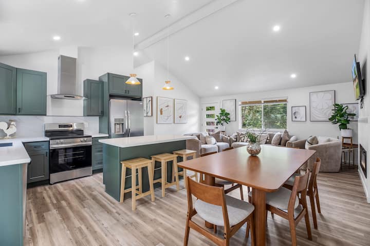 2br W/ Sauna & Gym Near Seatac - SeaTac, WA