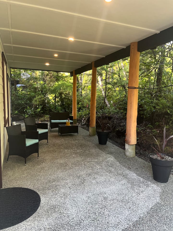 Nestled Inn/peace/love/happiness - Ucluelet