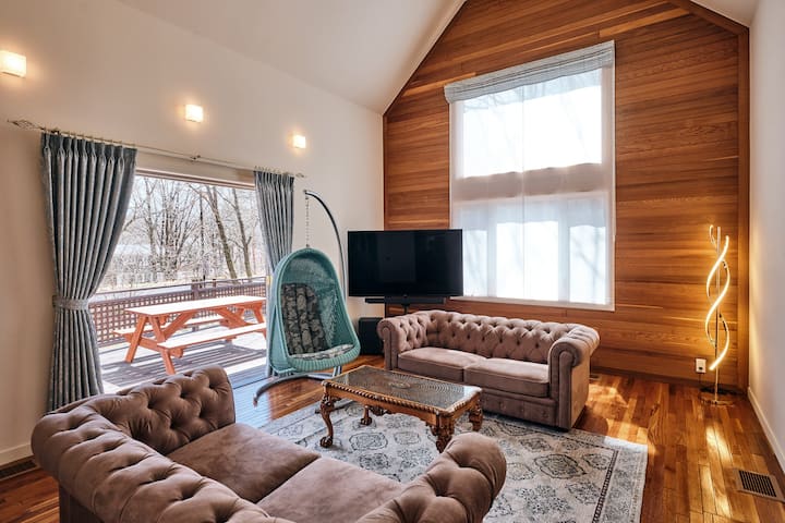 かけ流しの温泉と木の優しさに包まれる、大人のための上質なアメリカンハウスで非日常体験を - 那須塩原市