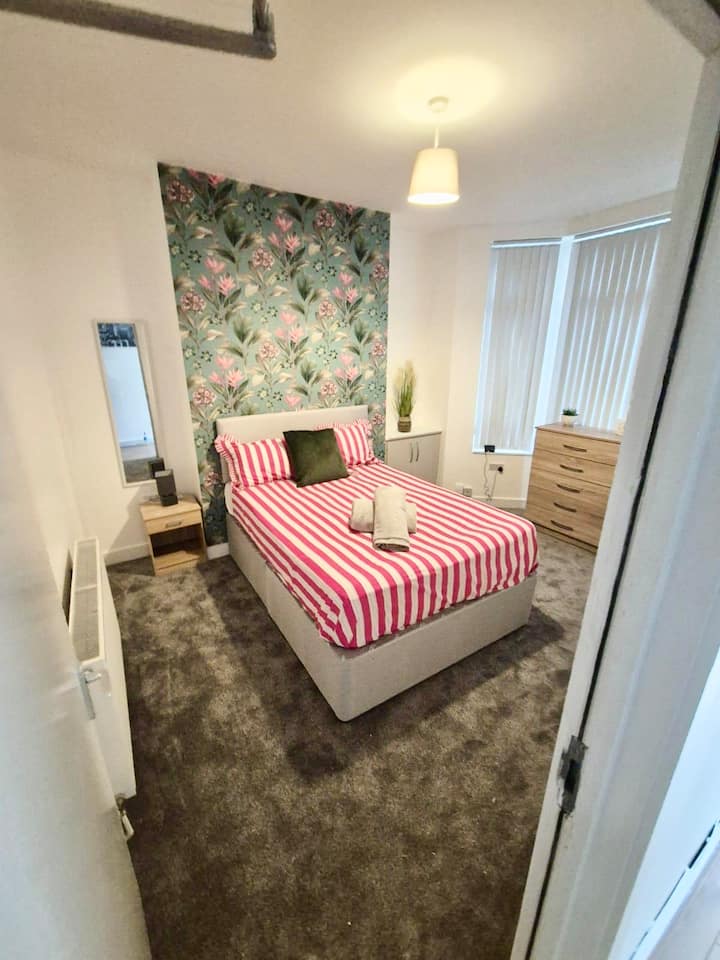 #49 Luxury 4-bedroom House With Modern Comforts - Liverpool