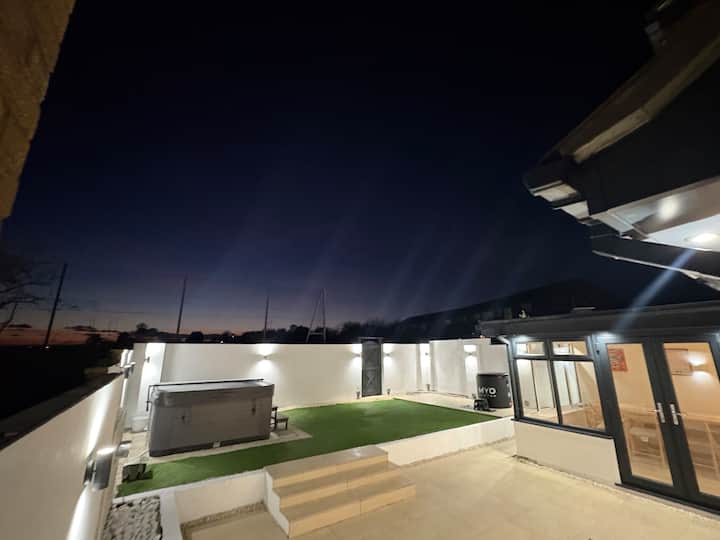 4 Bed Detached Freshly Renovated With Hotub - Barry