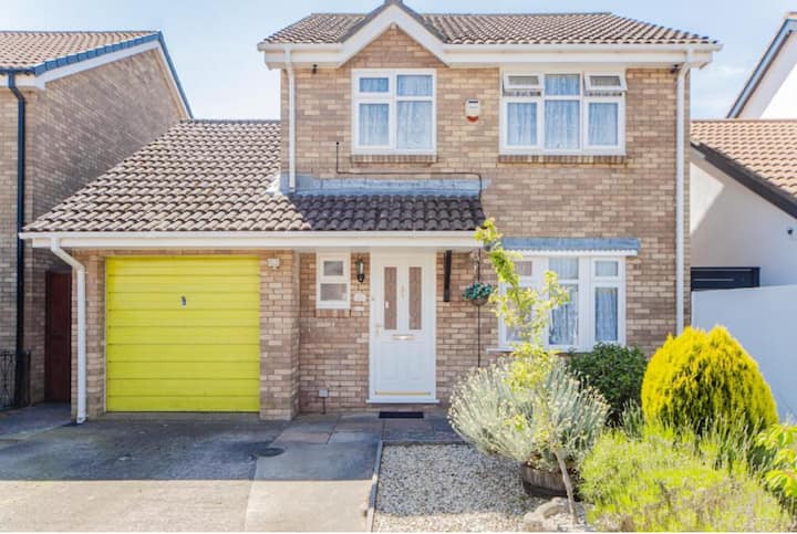 4 Bed Detached Freshly Renovated - イギリス バリー