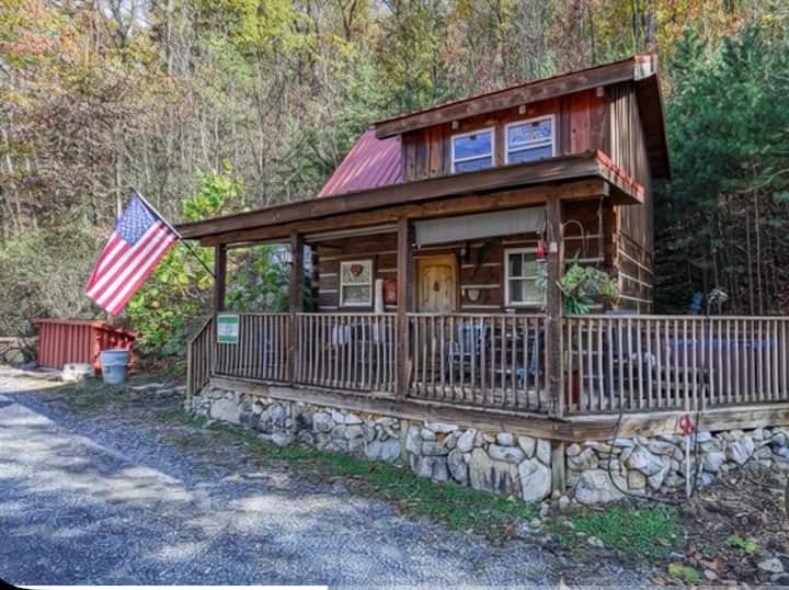 Ravens Nest – Smoky Mountain Log Cabin W/ Hot Tub - Tennessee