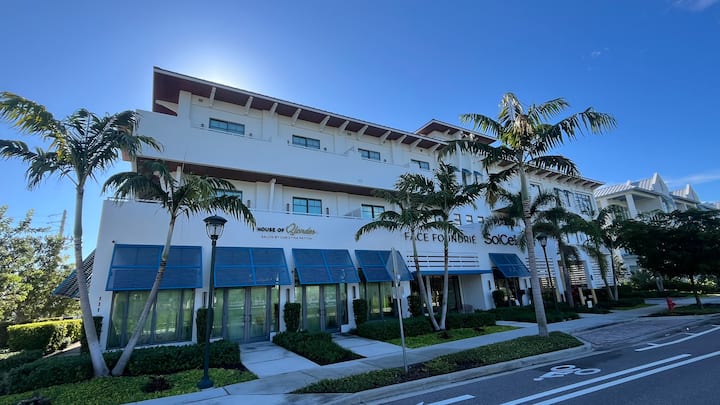 Downtown Naples Beach Apartment - Naples, FL