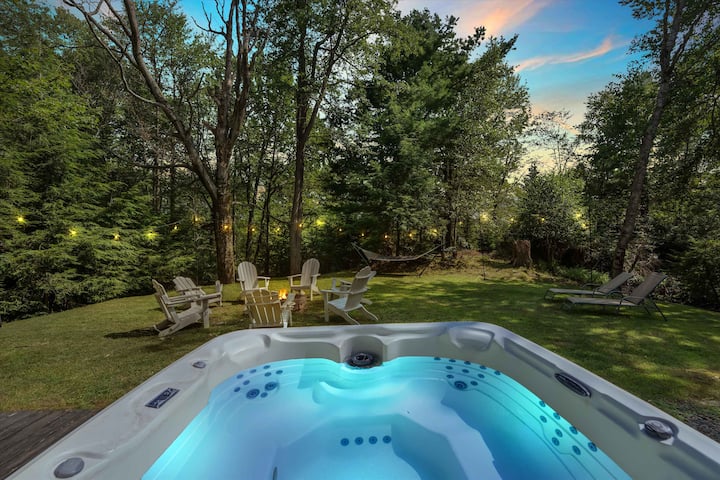 Spacious Pocono Estate 2 Acres | Hot Tub | Firepit - Pocono Lake