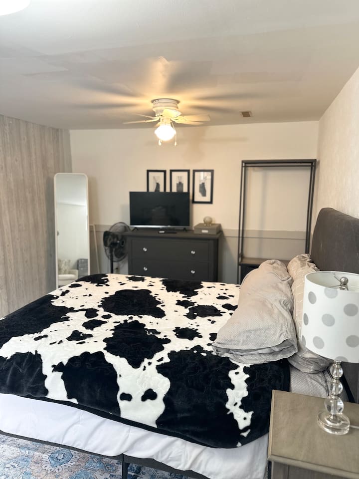 One Large Furnished Bedroom - Clarington