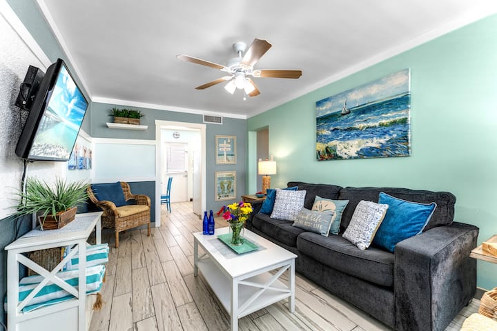 Sleeps 4! 1br Beach Condo + Access To Heated Pool! - Clearwater Beach, FL